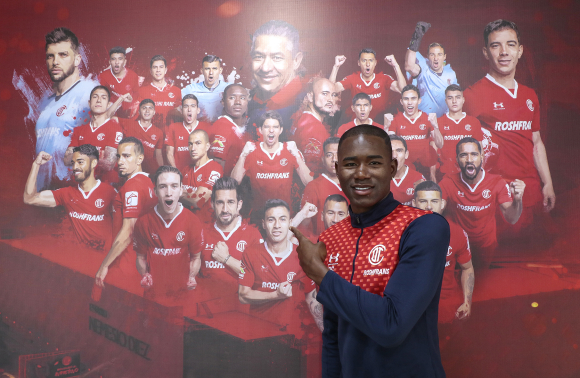 Manchester United presenta a su nuevo delantero | VIIVO Sports